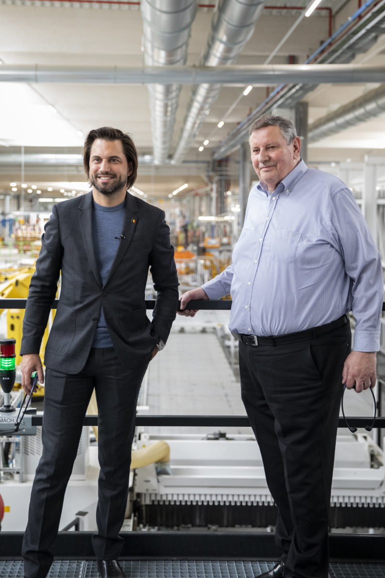 Donald Muylle fait visiter les cuisines de Dovy à Georges-Louis Bouchez ...